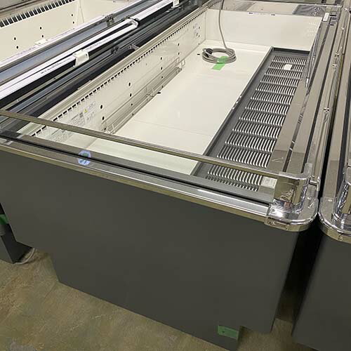 ■ 商品概要 ■商品名：平型冷蔵ショーケース外形寸法：W1800×D950×H810(mm)メーカー：オカムラ型式：QYBH6E-RNB年式：2023年製電源：単相100V 60Hz専用コンセントプラグ：あり内容積：206L付属品：写真の通...