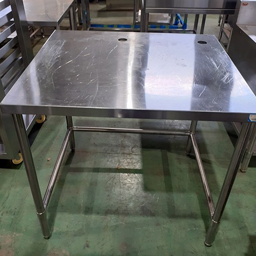 ■ 商品概要 ■商品名：作業台 三方枠 (天板50φ穴2カ所あり)外形寸法：W900×D800×H850(mm)保証期間：なしランク：B特記事項：- 販売店：テンポス三芳中古製パン機械専門店（埼玉県入間郡）からの配送です。この商品は中古です...