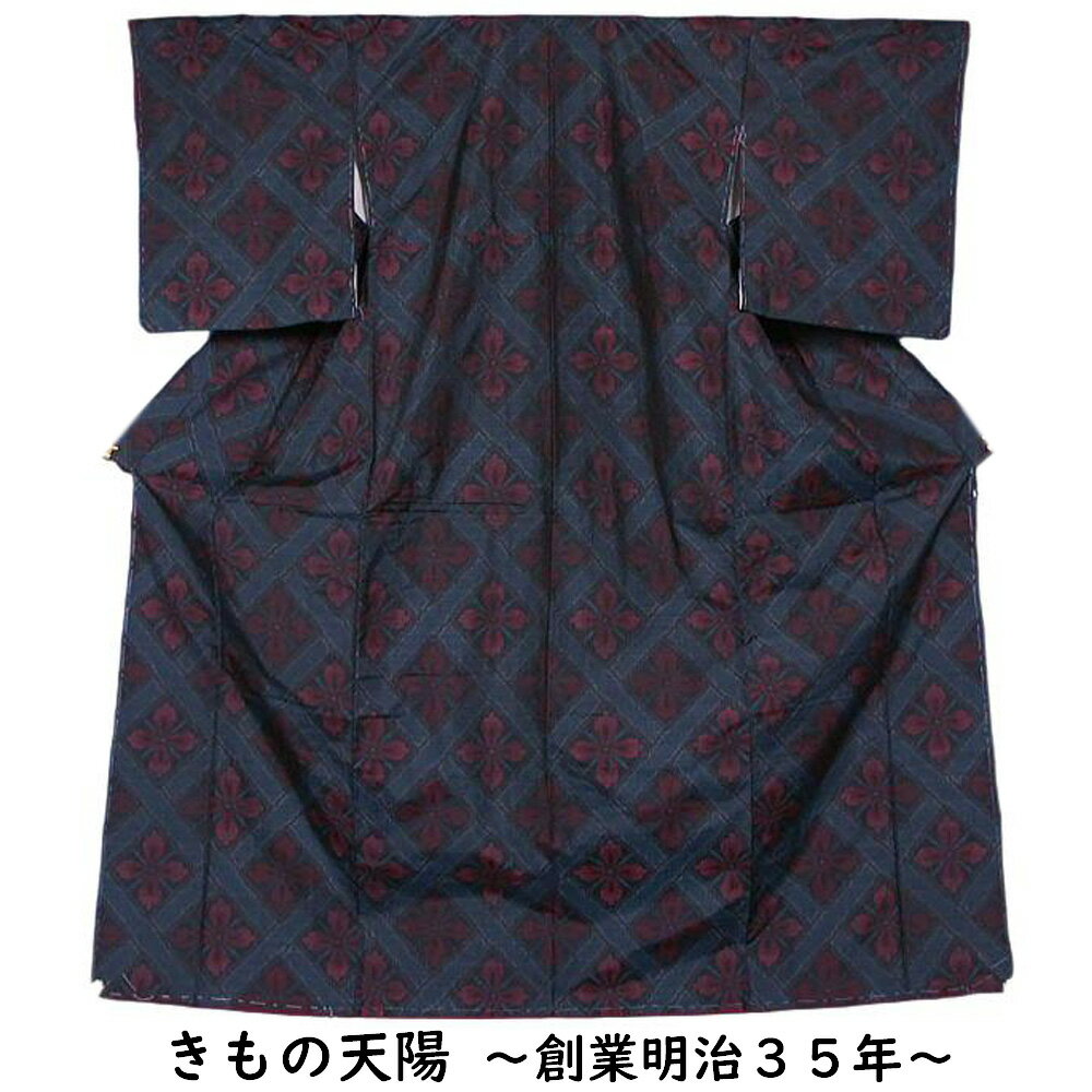 　★しっとりとした艶のある黒地に、藍や朱糸で花菱模様が織り込 　まれた大島紬のお着物です。 　◆仕立：袷 　◆八掛け：朱無地 　◆おすすめ年代：30〜50代 　◆素材：正絹　ランク：4 　◆サイズ　(身丈は背からの寸法です) 　裄:63.0...