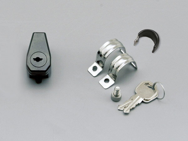 ●鍵をかけるまでもない荷物を簡単に引っ掛けられる●既存品ヘルメットロックホルダーにコンビニフック機能を追加しました●ヘルメットをロックした状態でも荷物をぶら下げることが可能●荷物最大重量：1.5kg●φ22.2/φ25.4mmハンドル装着可...