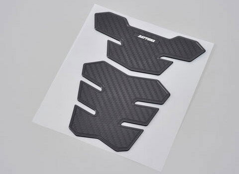 ●キズに強く、紫外線等による変色も少ない立体カーボン調タンクパッド●一般的なポッティング素材と比べ、変色・退色に強い高品質素材は、国内有名車両メーカーにも純正採用されています●サイズ：縦155mm×横138mm ※この商品はお取り寄せとなり...