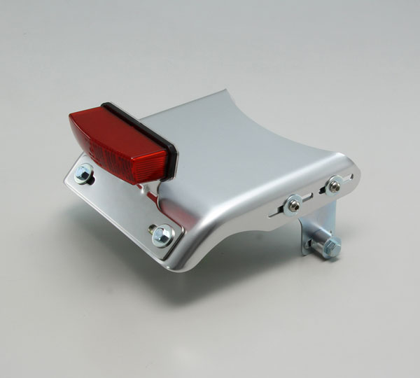 ●アルミ製ホルダー LEDレクタングルテールランプ（レッドレンズ）付●ノーマルシート/ハリケーン社製トラッカーシート（HA6011）に対応●シートに合わせてホルダーを前後75mm調整可能●純正タンデム/ウインカー取付可●ハリケーン社製キャリ...