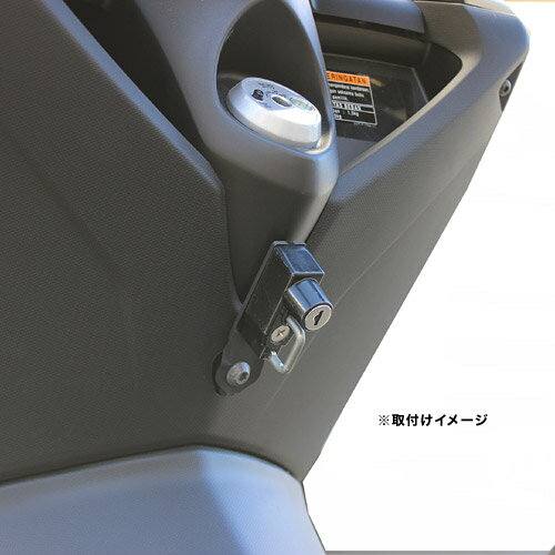 ●ちょっと車体から離れる時に、ヘルメットを置いたままでも安心できる便利なヘルメットロックを車体に取り付け。普段は目立たずにイザという時に本領を発揮する力強い味方●スチール製（ステー） ブラック仕上げ ■備考 取付場所：インナーパネル ※この...