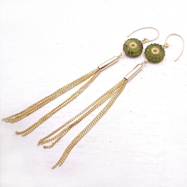 〜　今日はちょっとレトロな気分　〜 お花をかたどったような形のビーズは一点もののチェコモダンビーズで、 レトロな雰囲気のアンティークグリーンが神秘的。 ゴールドの模様も高級感があり、それを引き立てるように 長めの細いチェーンタッセルを合わせ...
