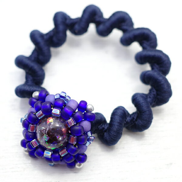 レジンのヘアゴム　スクエアモチーフ　ブルーベリーカラー エポキシレジン製の球体をビーズで包み、四角いモチーフを作りました。 球体部分は手作りで、ガーネットチップを差し色に封入しました。 カジュアルな服装、ガーネットが好きな方におすすめです。...
