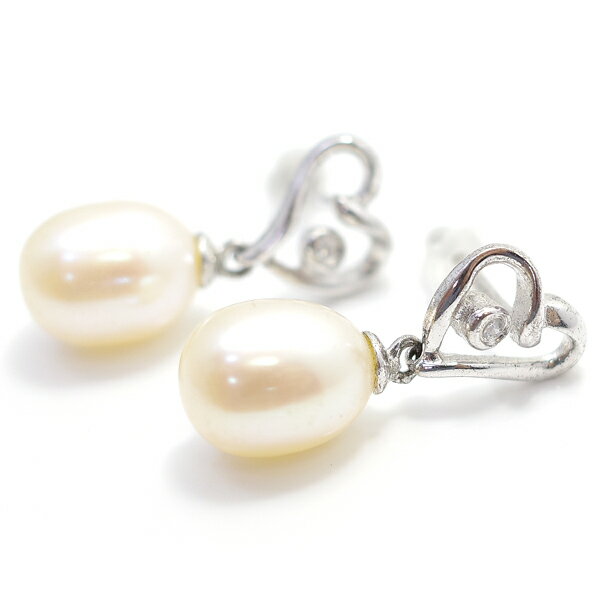 〜　ハートデザイン・パールとジルコニアのピアス　〜 ハートデザイン・パールとジルコニアのピアスです。 優しく柔らかなパールを流線型の柔らかなハートデザインで シンプルかつエレガントに仕立てたピアス。 地金シルバー（銀）に、淡水パールとジルコ...
