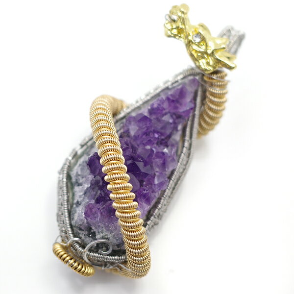 〜　アメジストクラスター　昇り龍　[小] ペンダントトップ　〜 神秘的なアメジストの結晶が輝くクラスターに、ワイヤーでねじり編みをして、 龍の体を表現し、昇り龍を制作しました。 インテリアとしてお部屋に飾られるのもお勧めです。 チェーンや革...