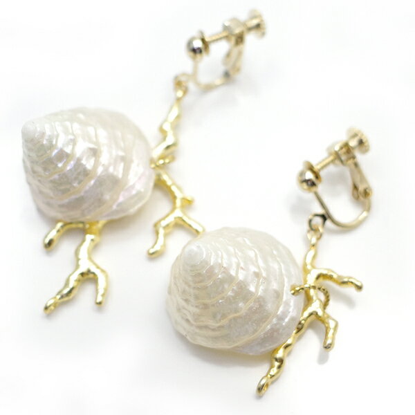 品番 de-59-ks-474 商品名 白い巻き貝のイヤリング サイズ 約4cmと約5cm 使用素材 白い巻き貝　金属パーツ 取扱方法 着用後は、やわらかい布でやさしく拭いて下さい。 金属アレルギーの方はご注意ください。 商品数 1点限定で...