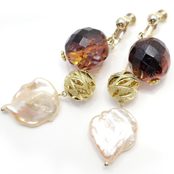 ヴェネチアンビーズとバロックビワパールのイヤリング No.482と同じヴェネチアングラスビーズを使ってイヤリングを作りました。 紫色のぶどうの実のようなヴェネチアンビーズは、 見る向きによって、色々な色彩が見えます。 一緒に付けた金属パーツ...