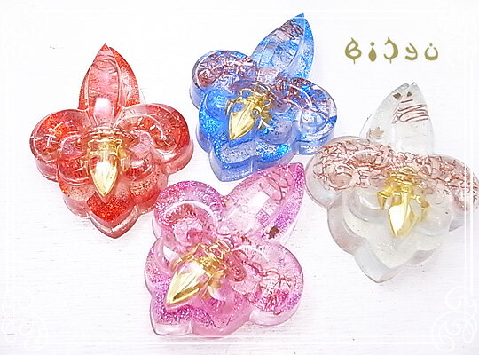 フルール・ド・リス型 ヒマラヤ水晶【オルゴナイト】 ヨーロッパの紋章や旗によく見られるフルール・ド・リスという形の【オルゴナイト】です。 フランス語でユリの花を指します。 天然石はヒマラヤ水晶を使用しました。 剣をモチーフにしたチャームをワ...