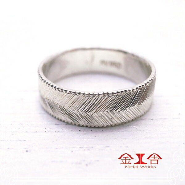 銀の粒を溶かし、板を作るところから完成まで自身の 手作業のみによって作品を製作しております。 伝統的な鍛造製法にて鍛え上げ、頑丈なリングを製作しています。 フェザー模様、縁はミル打ち、すべてタガネで一つ一つ手打ちしています。 ※幅広リングは...