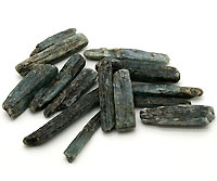 細長い棒状の形が特徴的な「カイヤナイト（カヤナイト）Kyanite」の天然石原石の量り売りです。 色味はダークブルー～ブルーのグラデーションカラーになっているものが見られます。 グラム販売です。大きさや形は全て違うので、売り方、使い方は様々...