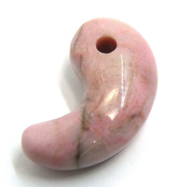 ロードナイト(Rhodonite)勾玉(まがたま)です。 勾玉とは、三種の神器でおなじみの日本の宝です。 お守りになる大変人気の天然石です。 限定ものですのでお早めにどうぞ。 商品番号：gs-sp-9033 素材：ロードナイト(Rhodon...