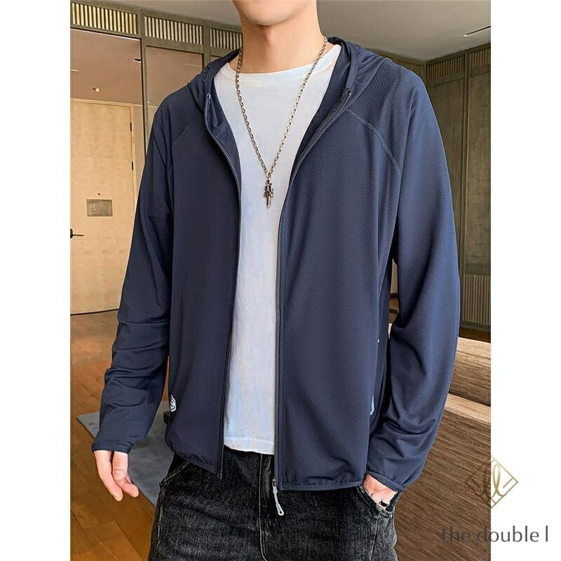 男性用のおしゃれなウインドブレーカーが登場！見た目だけでなく、機能性にもこだわったアイテムです。フロントはジッパー構造で風を防ぐことができます。風を通しにくい防風効果を施し、紫外線遮断できます。 日焼け止めを塗り忘れても、サッと着れば簡単日...