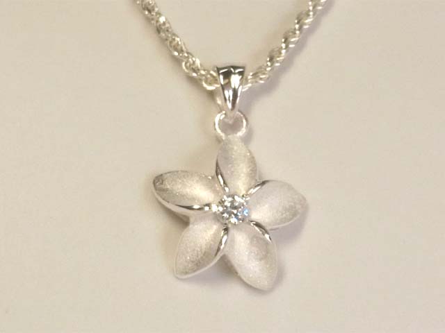〜Puamelia〜 プルメリア ペンダント ハワイで人気も高く、親しまれている可憐なプルメリアの花。中央のキュービックジルコニアがキラキラと輝き存在感を放ちます♪ チェーンはロープタイプとなっております。 〜Puamelia〜 レイや髪飾...