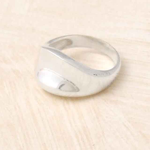 指がきれいに見える、個性的なデザインです。 光の当たり方により輝きが増し、指元を明るく演出します。 バレンタインデー、ホワイトデー、クリスマスなどのイベントや誕生日などの記念日のプレゼントに！指輪ケース付ですので、そのままプレゼントに使えま...