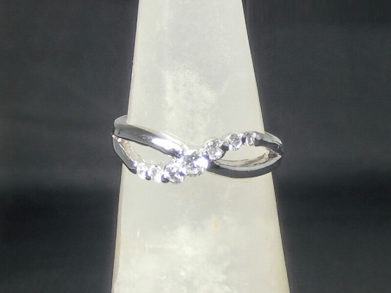 オシャレで可愛らしいファッションリングです。 中央のキュービックジルコニアがキラキラと輝き存在感を放ちます♪ ＜材質＞ 真鍮製、ロジウムメッキ キュービックジルコニア ＜製造国＞ アメリカ合衆国 ★サイズ表記につきまして★ 基本的な日米サイ...