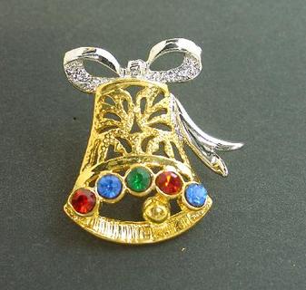 サンタ、ツリー、ベルといった定番のデザインをはじめ、多数のデザインを取り揃えてございます。 襟元にちょうどいい大きさで1つでも人目を魅く十分な存在感がありますが、2つの重ねつけもオススメです。ネクタイピン（タイタック）として使われても大変お...