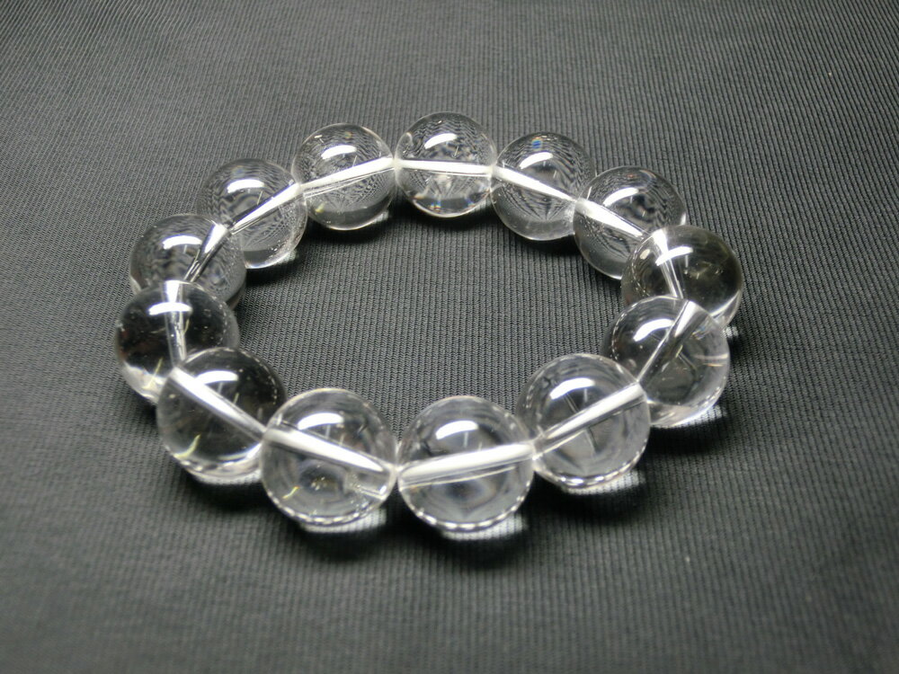 インパクト充分の15mm玉 天然クリスタル をブレスレットに仕立て上げました。 あらゆる運気アップを望む方、魔除け・邪気除けを願う方にオススメです。 ＜パワーストーンとしての水晶＞ ・穢れ（けがれ）を浄化する ・直観を研ぎ澄ます ・創造力、...