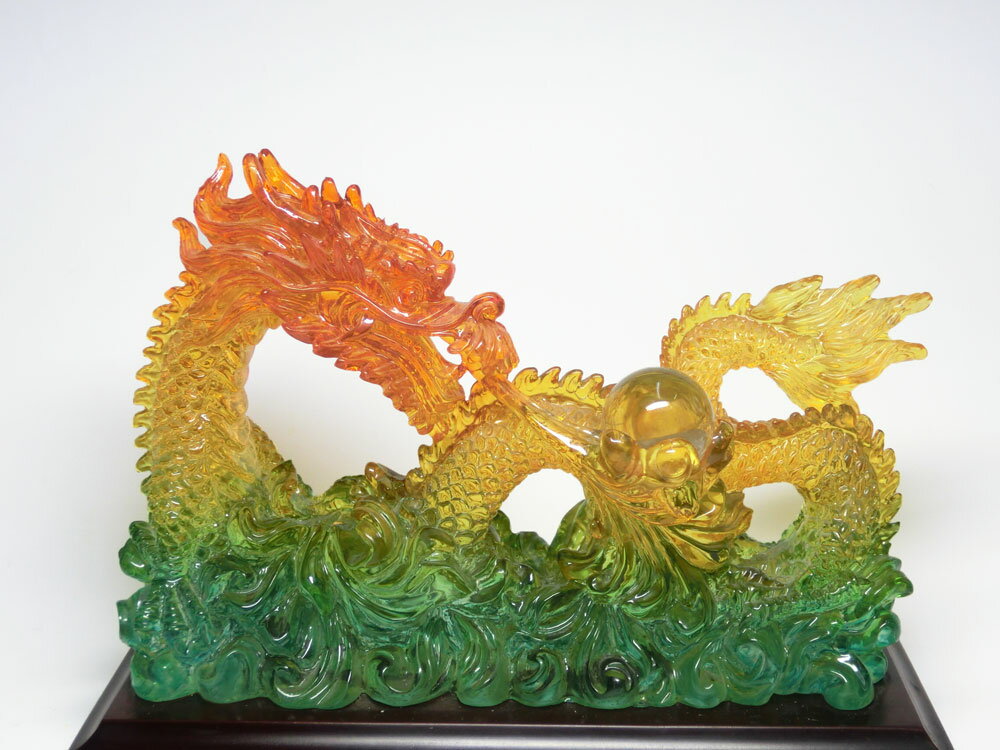 鮮やかな瑠璃色の 龍の置物 (樹脂製)です。 荒波を超え、力強くたたずむ龍が、幸運の波を呼び込んでくれることでしょう。 鮮やかで透明感のある瑠璃色で、応接室や床の間、リビングなど置き場所を問わず、お好きなところに飾ることが出来る格別の存在感...