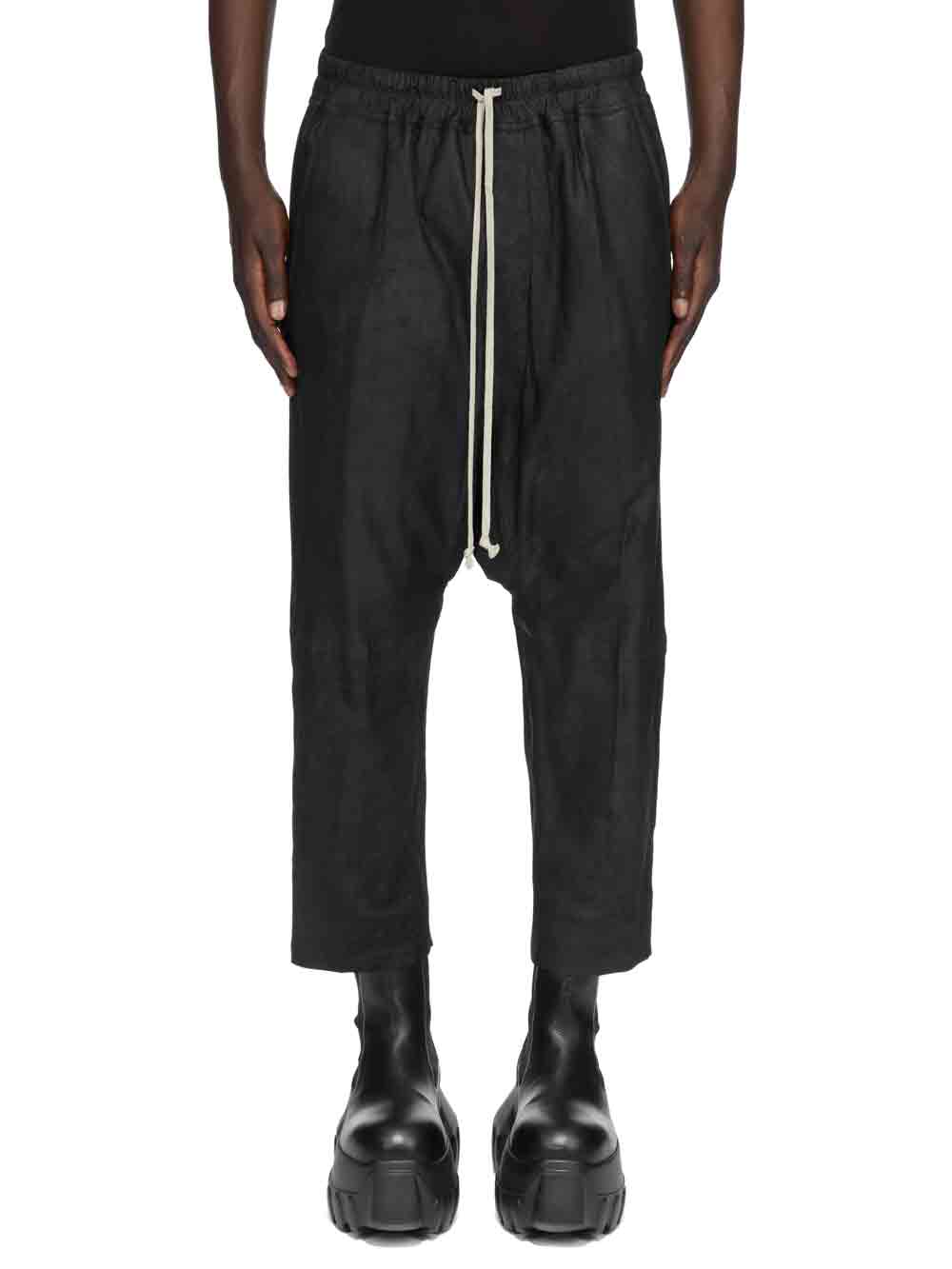 RICK OWENS(リックオウエンス) リック・オウエンス ドローストリング クロップド ブラック 羊革 ドローストリング クロップド パンツは、股下がドロップした足首上丈です。 ドローストリング付きの伸縮性のあるウエストバンド、隠しフラ...