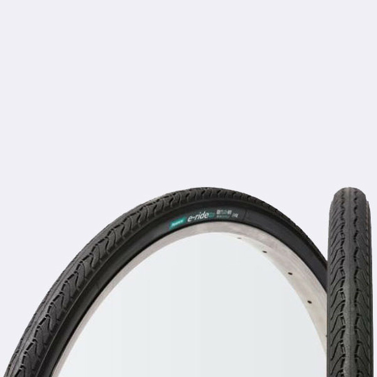 転がり抵抗の小さいトレッドパターンの採用で、スムーズで軽快な走行感を実現。 グリップ力に優れたコンパウンド、排水性の高いトレッドパターン、路面に食いつくヤスリ目加工により、雨天時でも高いブレーキ性能を発揮する子乗せ電動アシスト車に安心なモデ...