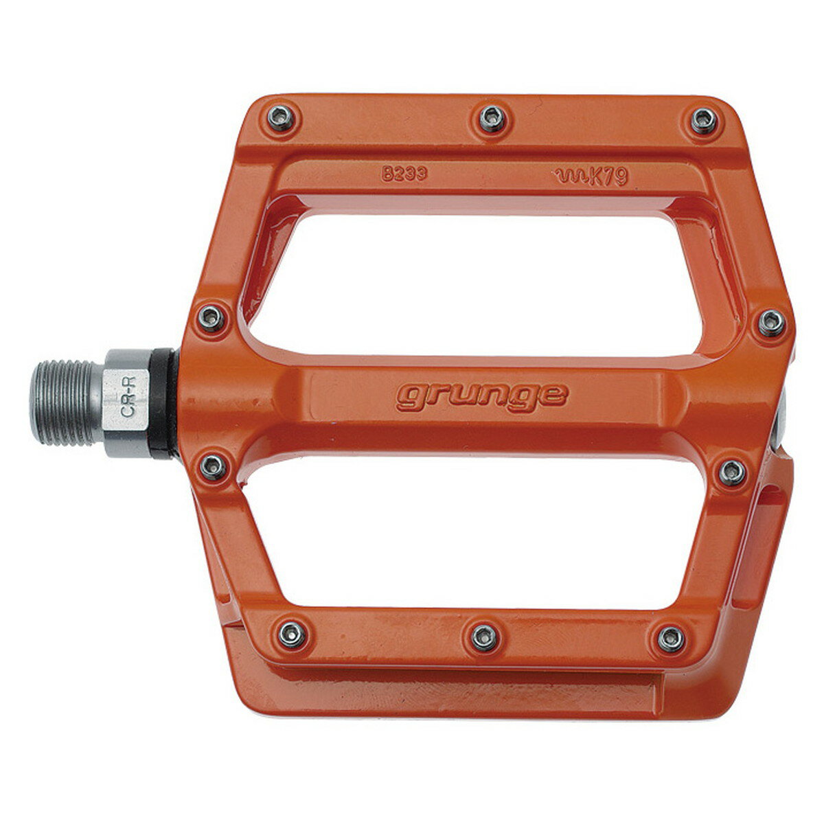 薄さ18mmアルミボディー。 回転部もカートリッジベアリングを採用しスムーズなペダリングを提供。 踏み面が広く、片面10本のピンがソールをしっかり受け止める。 オレンジ ■軸サイズ：9/16インチ ■シールドベアリング ■重量：429g（ペア）