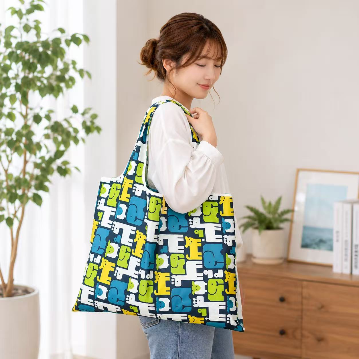 毎日のお買い物をもっと楽しく。 折りたたんでコンパクトに収納できる、おしゃれな大容量エコバッグ。 * 選べる豊富なデザイン * 軽量＆持ち運びラクラク *たっぷり入る大容量サイズ * お買い物・通勤・旅行にも便利 * 繰り返し使えて環境にや...
