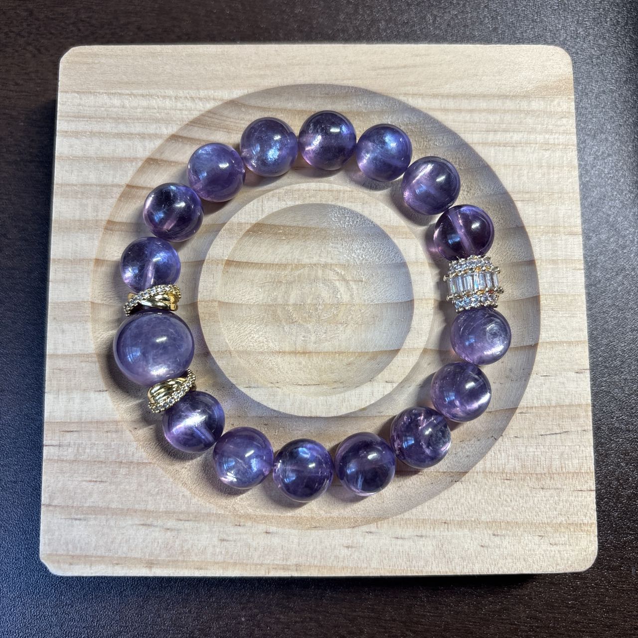 商品情報商品名天然石 ハイクオリティ パープルマイカ ブレスレット 10.2mm キラキラ 高透明度サイズ・玉サイズ 10.2ミリ前後 トップサイズ 約13.2ミリ⭐︎内径 約 15センチご注意※天然物ですので多少のキズ、欠け、クラック、凹...