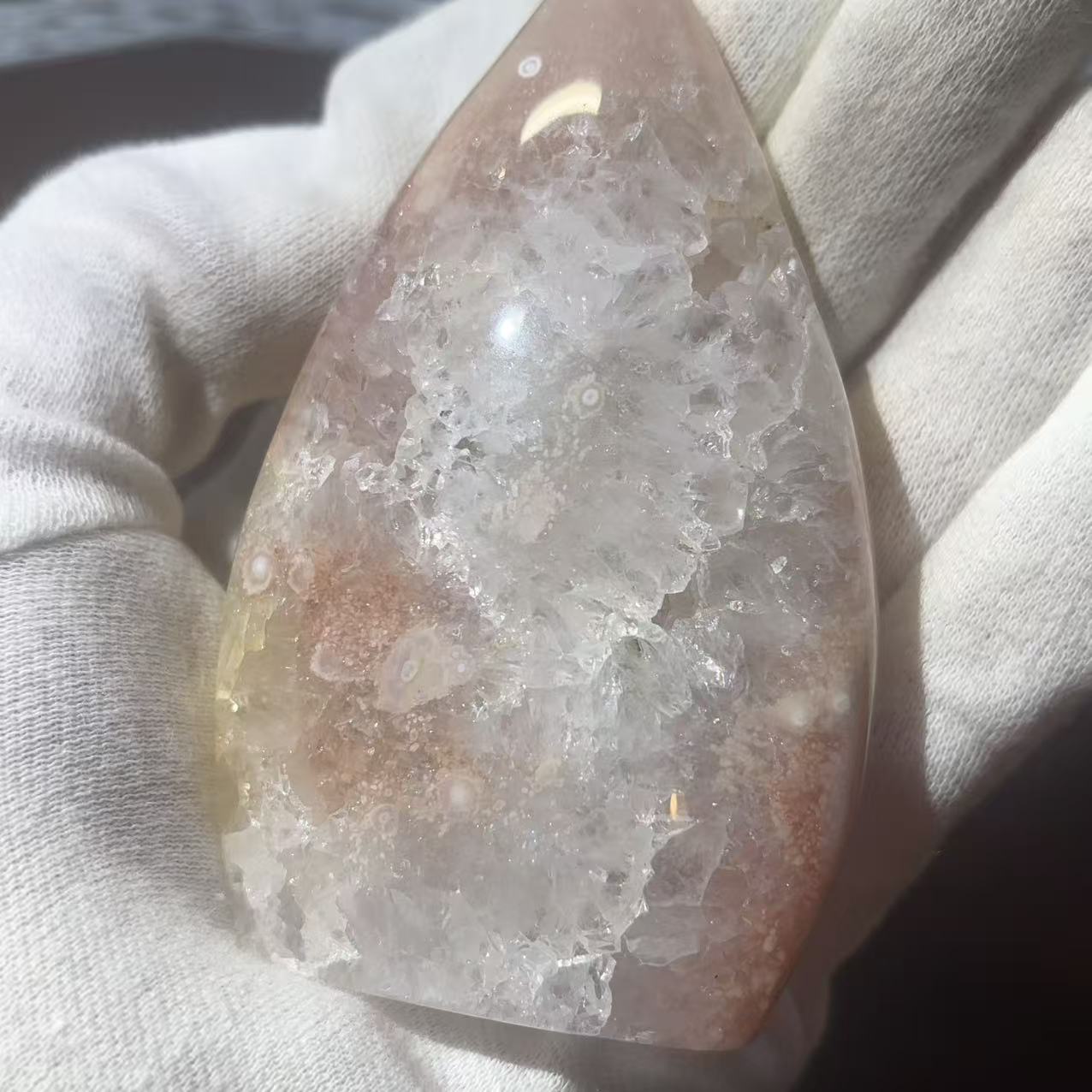 商品情報商品名天然石 ピンク キラキラ! フラワーアゲート ピンクアメジスト たいまつ しずく 松明 桜瑪瑙 置物サイズ約約88×52.3×26.6mm (最大部)重さ約156.1gご注意※天然物ですので多少のキズ、欠け、クラック、凹み、石...