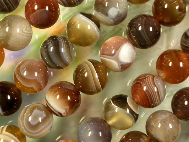 (botswana agate ボツワナアゲート めのう 瑪瑙） 〔天然石ビーズ パワーストーン〕〔丸玉12ミリ〕〔ミックス〕〔赤系〕〔茶系〕〔南アフリカ〕 色合い、模様、共に個性的な石がいっぱい。 サードオニキスなどよりも、変化に富んだ縞...