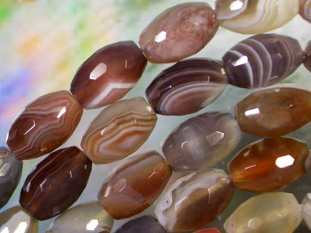 (botswana agate ボツワナアゲート めのう 瑪瑙） 〔天然石ビーズ パワーストーン〕〔ライス〕〔ミックス〕〔赤系〕〔茶系〕〔南アフリカ〕 色合い、模様、共に個性的な石がいっぱい。 サードオニキスなどよりも、変化に富んだ縞模様が...