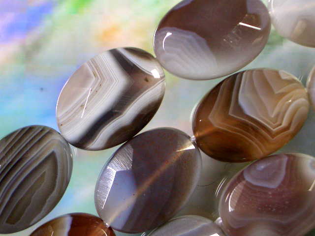 (botswana agate ボツワナアゲート めのう 瑪瑙） 〔天然石ビーズ パワーストーン〕〔オーバル〕〔ミックス〕〔赤系〕〔茶系〕〔南アフリカ〕 色合い、模様、共に個性的な石がいっぱい。 サードオニキスなどよりも、変化に富んだ縞模様...