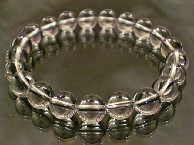 (cristal quartz クリスタル 水晶 すいしょう） 〔天然石ビーズ パワーストーン〕〔丸玉10ミリ〕〔白系〕 とても透明度が高い水晶です。通し穴もはっきり見えますネ。 内径寸法約18cm相当のブレスレットを作るパーツ一式、 及び...