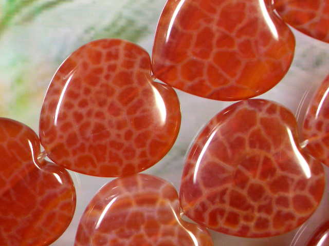 (fire agate 炎瑪瑙 ほのおめのう アゲート ）〔天然石 ビーズ〕〔ハート〕〔赤系〕ブラジル産 オレンジと白のコントラストが鮮やかですね。 一粒毎に模様が独特です。 とても個性豊かなアクセサリーが作れると思いますよ♪ こちらは連を...