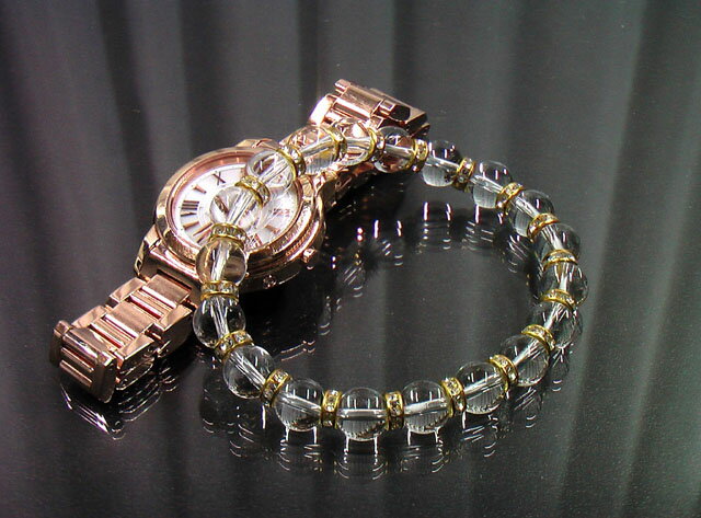 商品詳細 高品質の天然水晶8mm玉を使い、 水晶と水晶の間全てにゴールドカラーのロンデル（ラインストーン）を配置した、 シンプルかつ高級感あふれるデザインの天然石ブレスレットです。 「ブレスレットに使用している天然石について」 海外の天然石...