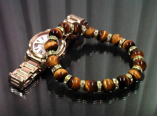 商品詳細 高品質の天然イエロータイガーアイ丸玉10mmを使い、 イエロータイガーアイの間全てにゴールドカラーのロンデル（ラインストーン）を配置した、 シンプルかつ高級感あふれるデザインの天然石ブレスレットです。 「ブレスレットに使用している...