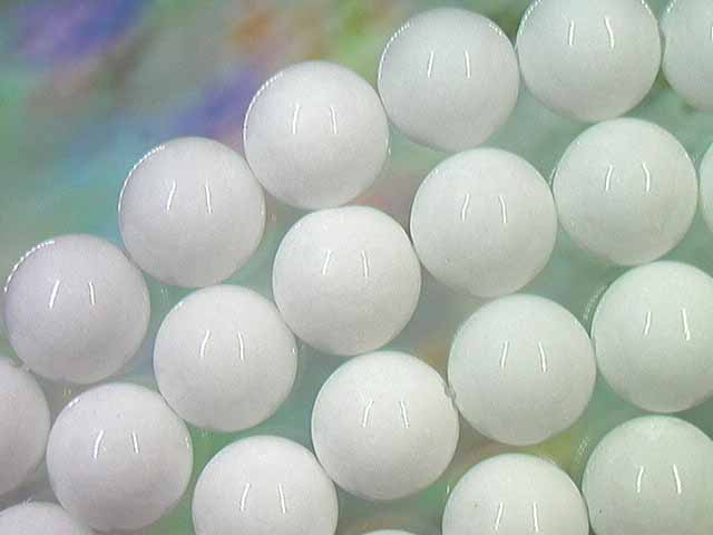 (white jade ホワイトジェイド ジェード じぇいど じぇーど 翡翠 ヒスイ ひすい) 〔天然石ビーズ パワーストーン〕〔10ミリ〕〔白系〕 雪のように真っ白な翡翠のビーズ。 よく見ると表面に結晶のような爽やかな？模様も見られます。...