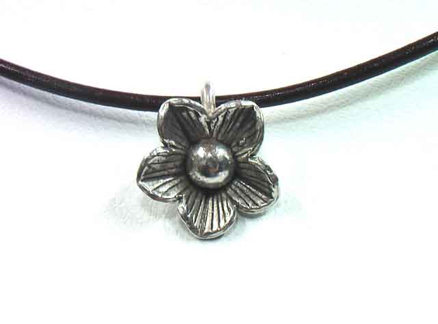 (革紐のネックレス karen silver カレン族 シルバーチャーム 銀 フラワーチャーム flower charm) 一般的なSilver925よりも純度の高いカレンシルバーのペンダントトップを使って、 革紐のネックレスに仕上げました...