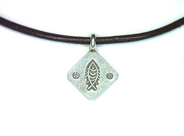 (革紐のネックレス karen silver カレン族 シルバーチャーム 銀 チャーム charm)一般的なSilver925よりも純度の高いカレンシルバーのペンダントトップを使って、革紐のネックレスに仕上げました。 プレートタイプのチャー...
