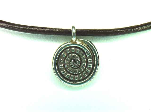 (革紐のネックレス karen silver カレン族 シルバーチャーム 銀 チャーム charm)一般的なSilver925よりも純度の高いカレンシルバーのペンダントトップを使って、革紐のネックレスに仕上げました。 ワイヤーをクルクル丸め...