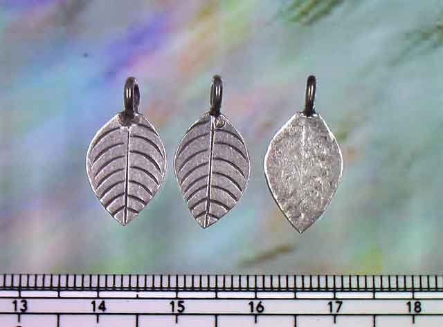 (karen silver カレン族 シルバーチャーム 銀 ぎん リーフチャーム leaf charm) ふわっと丸い印象のリーフですね。 片面に模様(葉脈)が描かれています。 もう片面にも薄っすらと葉脈が感じられますね？ 縦15mm、横1...