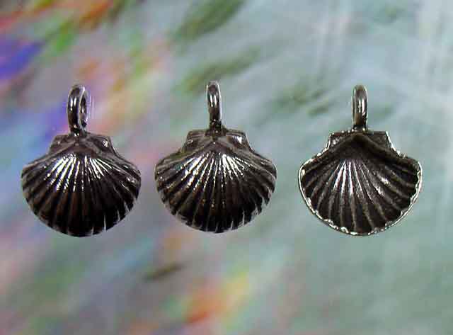 (karen silver カレンシルバー 銀 ぎん チャーム charm) 縦の細かいラインと、貝が開く蝶番部がリアルに再現されていますね。 小さめの可愛らしいシェルですね♪ サイズは幅11mm、高さ9mm、厚さ4mm 表のみの片面デザイ...