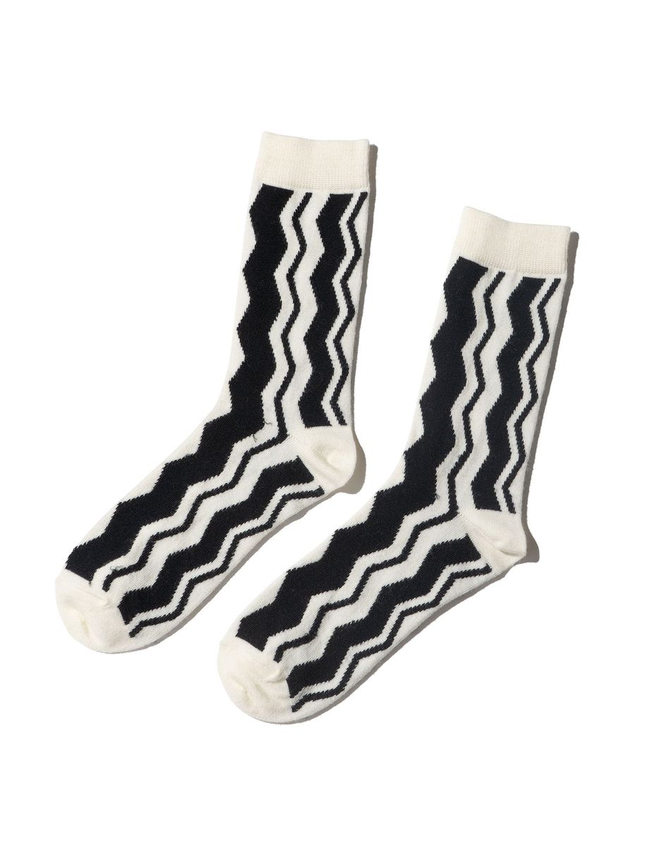 ベルギーゲントにある教会の床のタイルからヒント得てソックスに落とし込んだ印象的なギザギザ模様。ラムウールの糸を使用し少し厚みのある生地感に仕上げました。Compositionウール 80% / ポリエステル 19% / ポリウレタン 1%S...