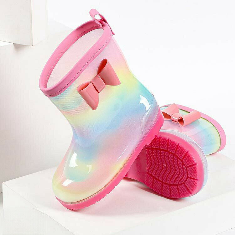15-24cm レインシューズ 雨の日もオシャレにシ洋服に合わせやすく。雨の日のほかにお砂遊びにも大活躍 しっかり溝加工された靴底で雨の日でもすべりにくい 丸みのあるつま先のデザインで、空間が大きいどんな足の形でも大丈夫です 取り外しできる...