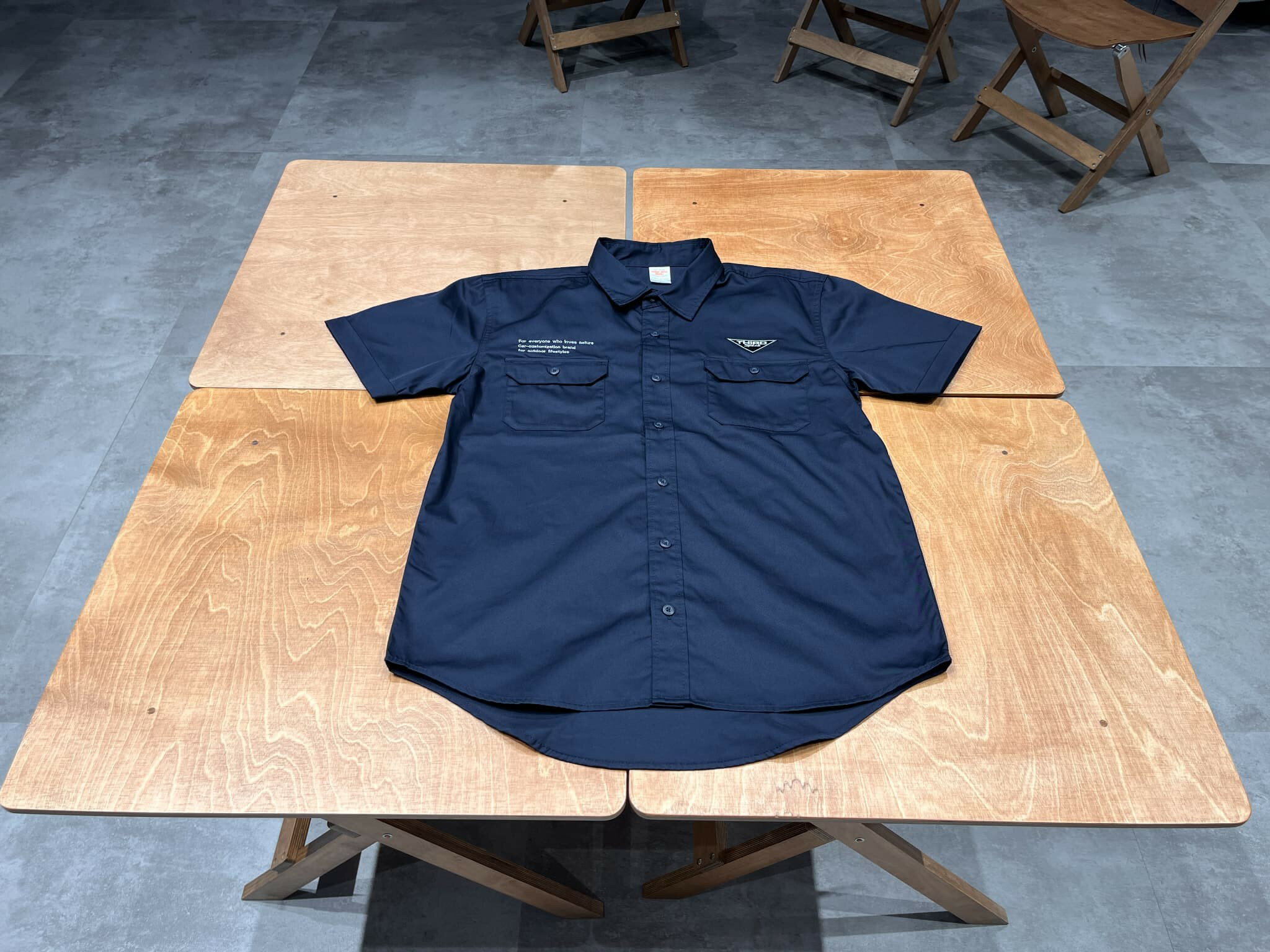 ワークシャツは、シンプルかつクラシカルな縫製仕様が魅力のアイテムです。2本針のチェーンステッチやペン差し付きフラップポケットなど細部にこだわったディテールが特徴的です。これらの工夫が、無骨な表情を引き立て、ユーザーに確かな品質を感じさせてく...