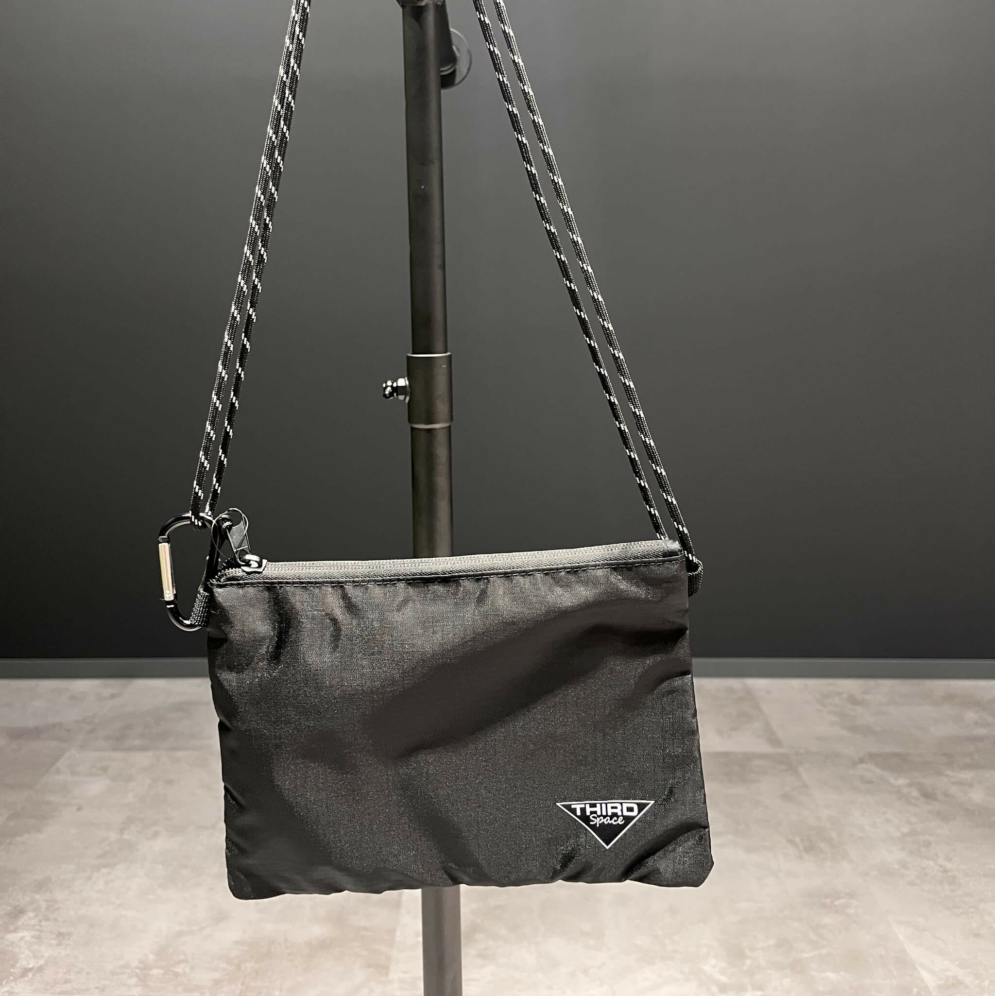 リップミニサコッシュは、洗練されたデザインと高機能性を兼ね備えた優れたアイテムです。 コンパクトなサイズに収納力があり、身だしなみアイテムや小物をスマートに持ち運ぶことができます。軽量かつ耐久性のある素材で作られており、普段使いから旅行やア...