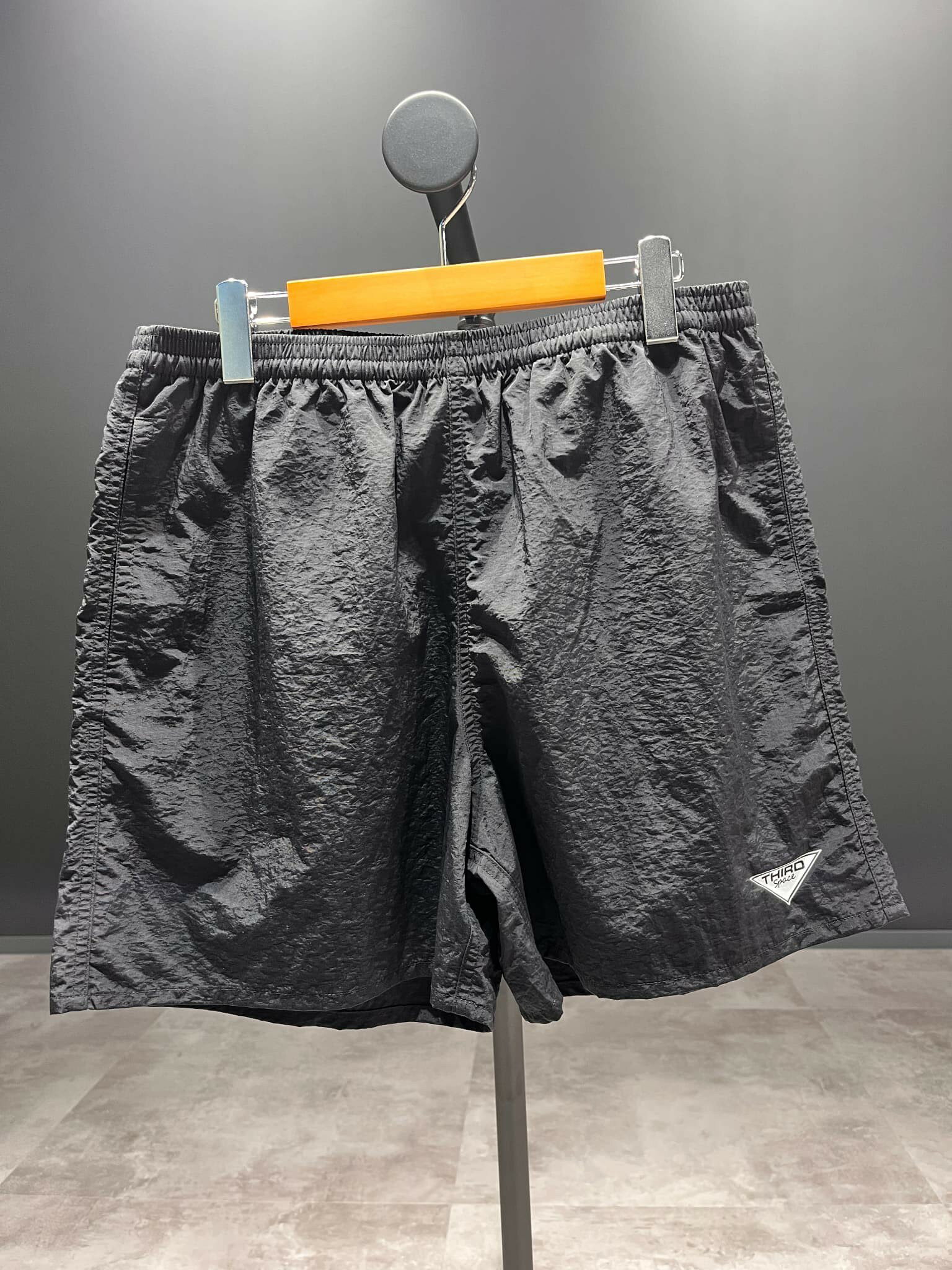 軽量で速乾性に優れた高品質ナイロン素材を使用。 水辺での使用も可能なので、ビーチやプールサイドでも重宝すること間違いなし。 快適な着心地を実現、長時間の着用でもストレスフリー。 ウエスト部分は調節可能なため、フィット感を調整することも可能で...