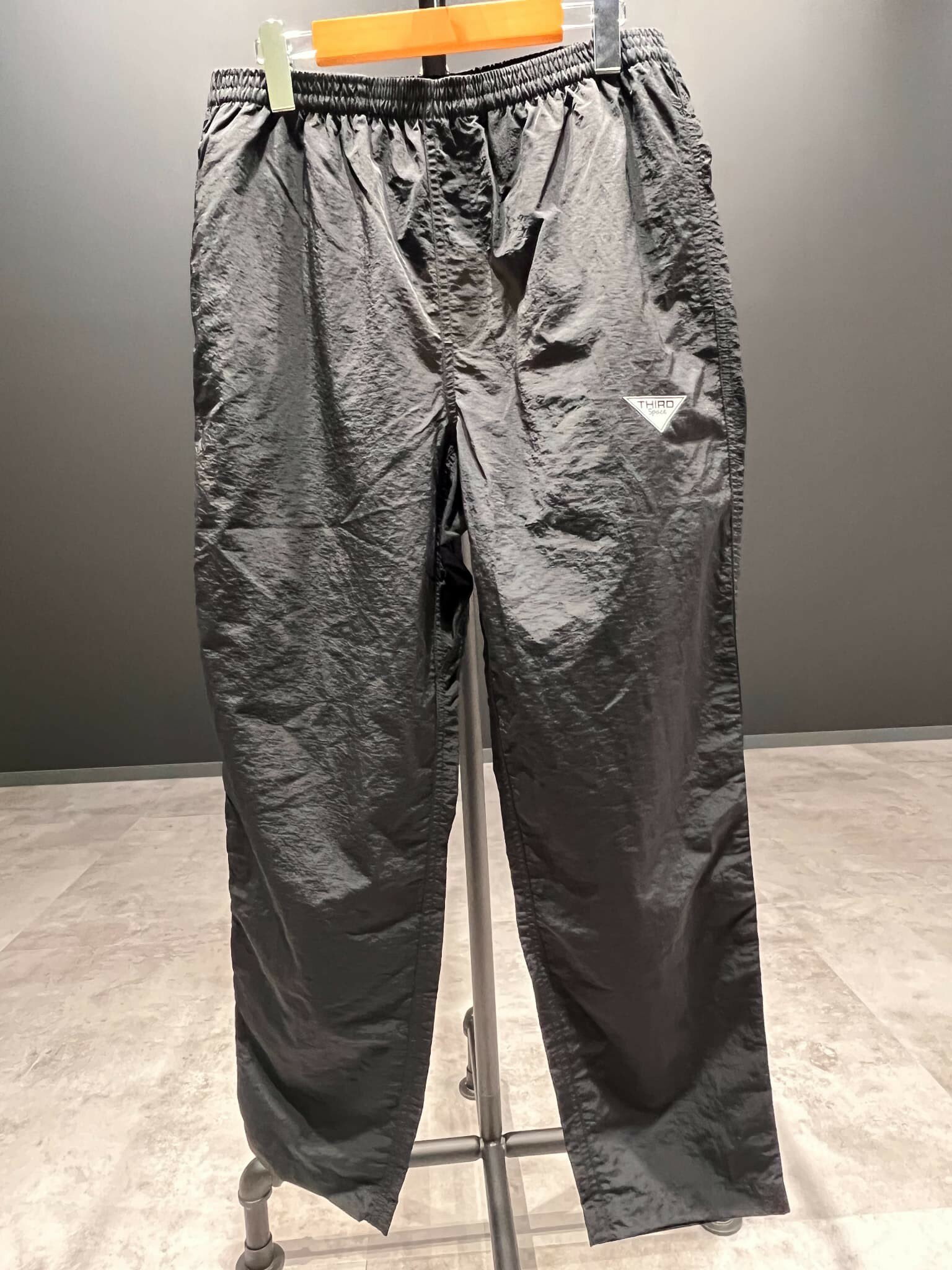 コンパクトに収納可能なバーサタイルナイロンパンツは、アウトドアからタウンユースまで幅広いシーンで活躍します。軽量でストレッチ性に優れ、快適な着心地を実現。急な雨にも対応できる撥水加工が施されており、アクティブなアウトドアアクティビティにも最...