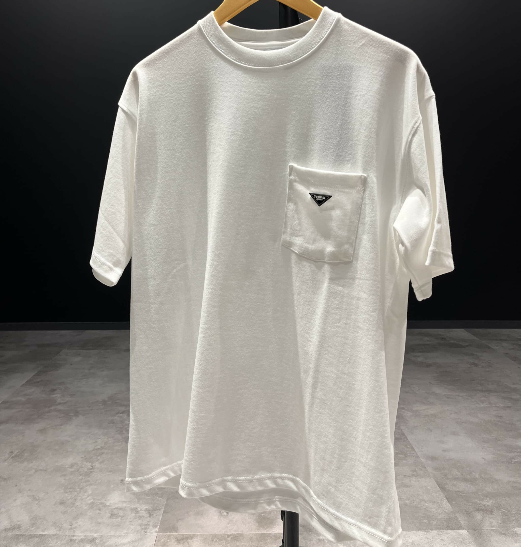 アメリカンな雰囲気を醸し出す超極厚生地が魅力のシリーズは、着こめば着こむほど経年変化を楽しむことができ、自分だけの一枚に育てることができます。ポケットは、全体のバランスを考え大きめに設計し、着用したときに一番きれいに見える位置に配しました。...